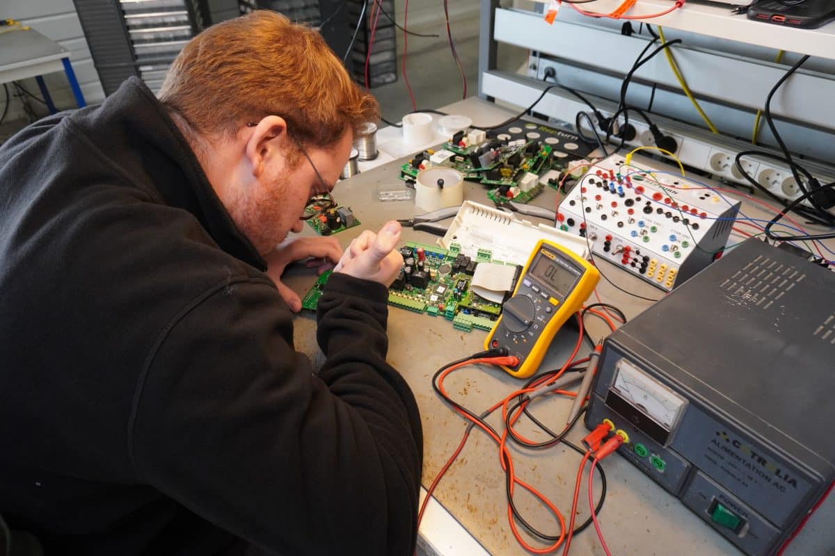 Electronic operator | Repturn | Electronic Repair Specialist